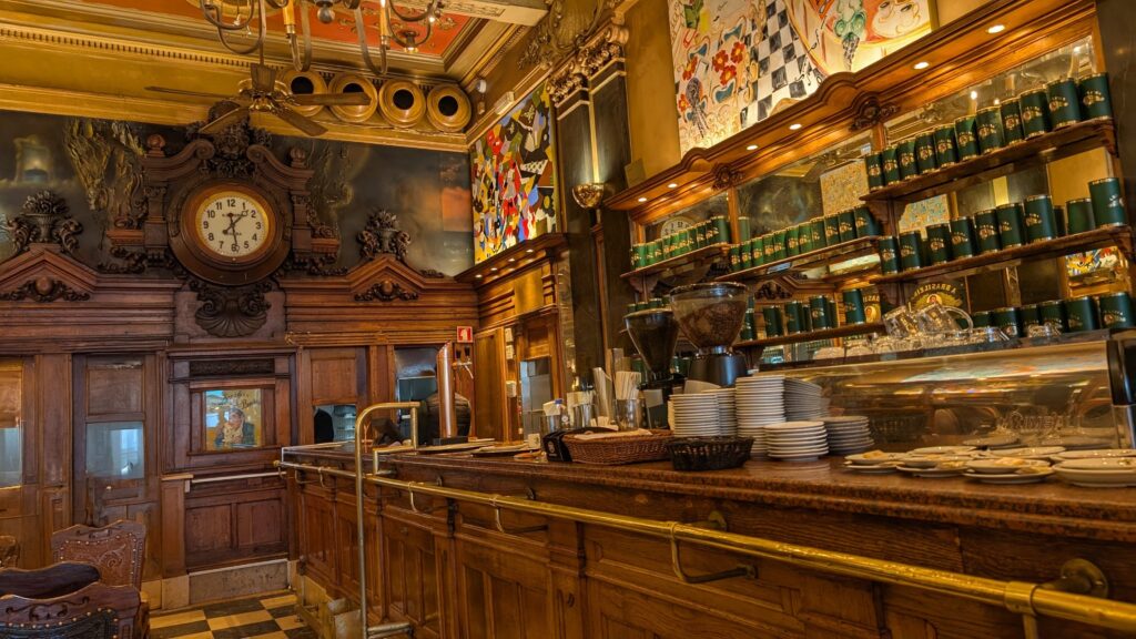 Lissabon: Café A Brasileira - ältestes Kaffeehaus seit 1905 - Fine ...